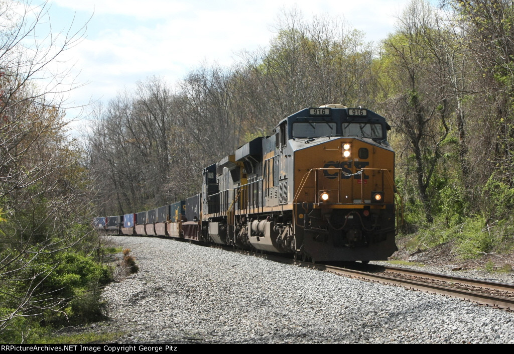 CSX 916 and train Q034